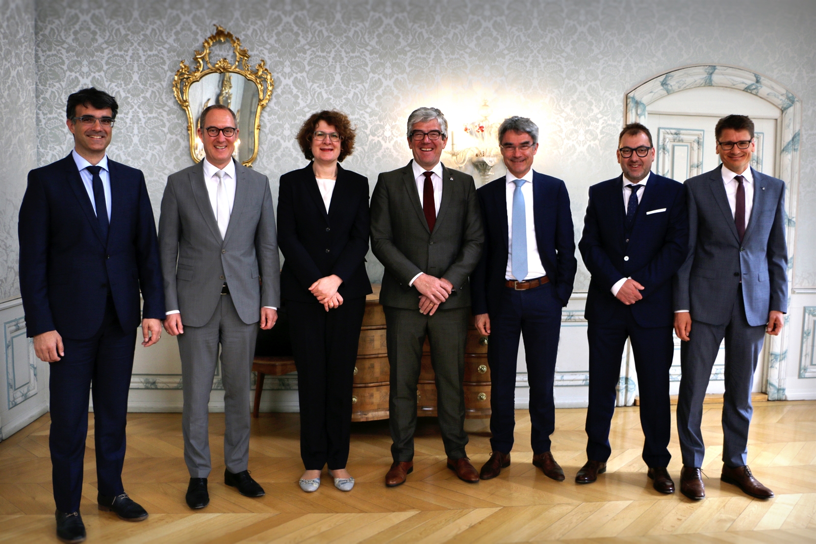 Die Regierung trifft sich mit der Schweizer Botschafterin in Italien