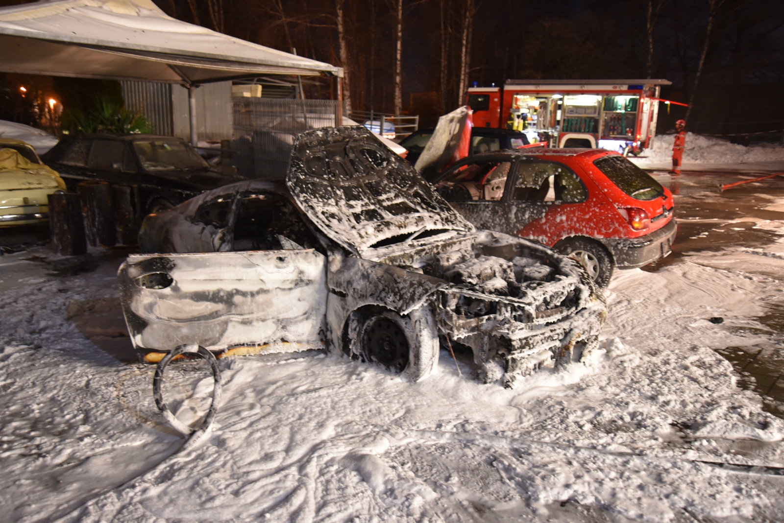 Domat/Ems: Zwei Autos bei Brand zerstört