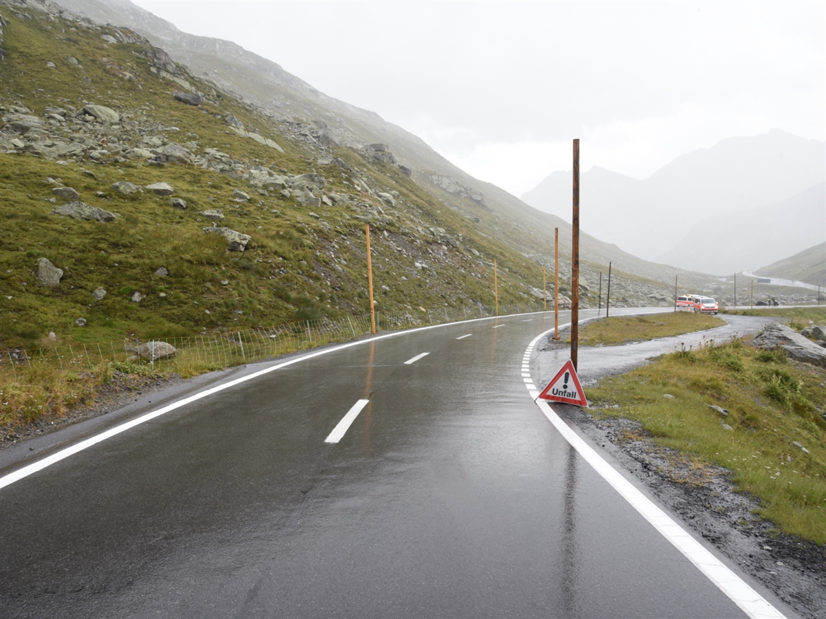 Susch: Motorfahrer kollidiert bei Überholmanöver mit einem Schneepfosten